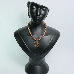 Solaris Ember – Collar Artesanal Tejido con Medallon Circular en Tonos